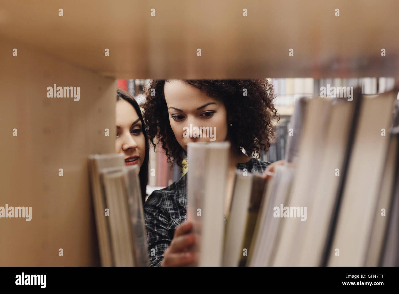 Students in library Stock Photo - Alamy