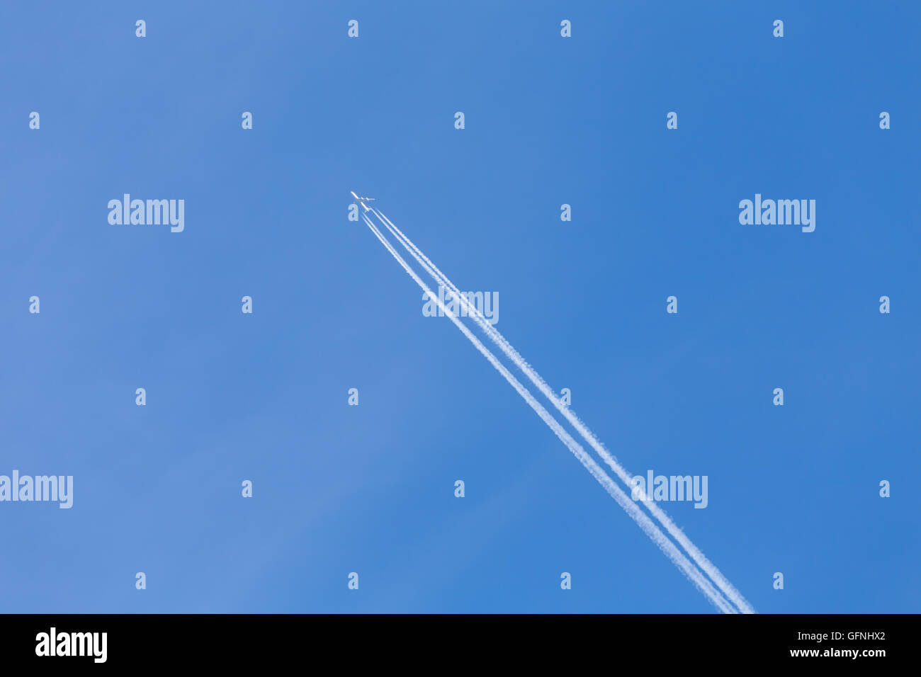 Jet long contrail hi-res stock photography and images - Alamy