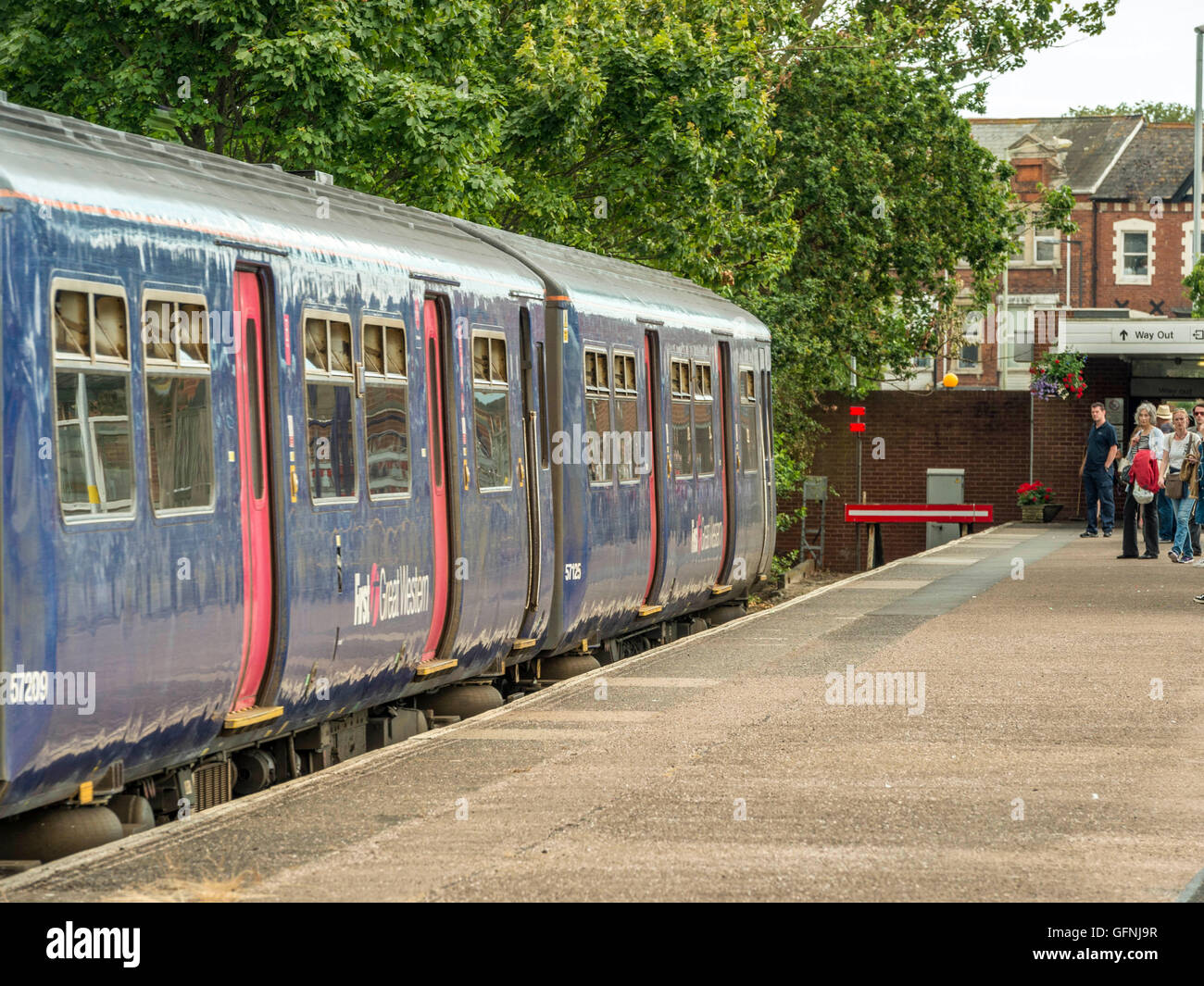 Passengers scurry along the platform to board the Great Western ...
