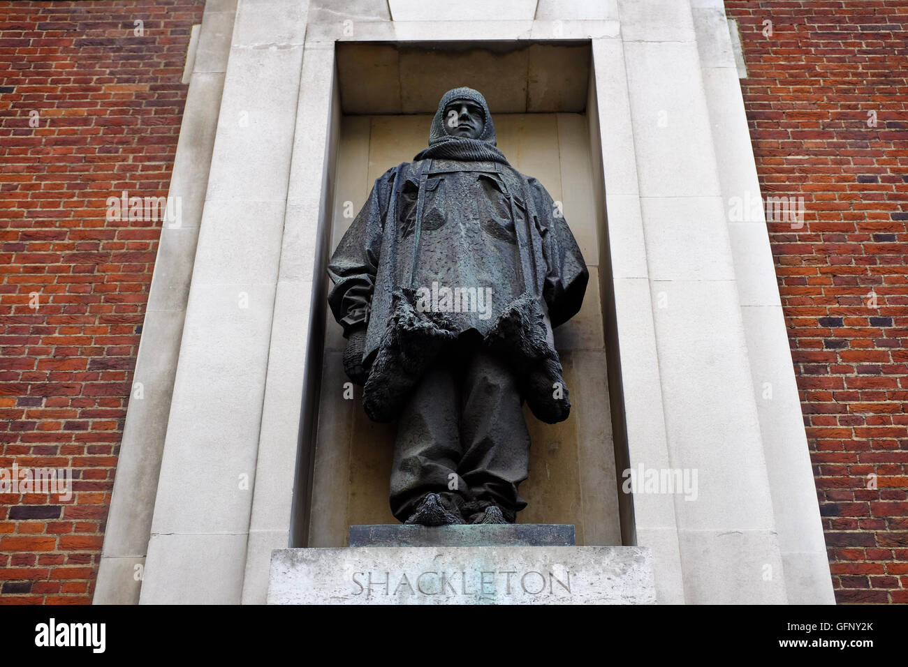 Shackleton statue hi-res stock photography and images - Alamy
