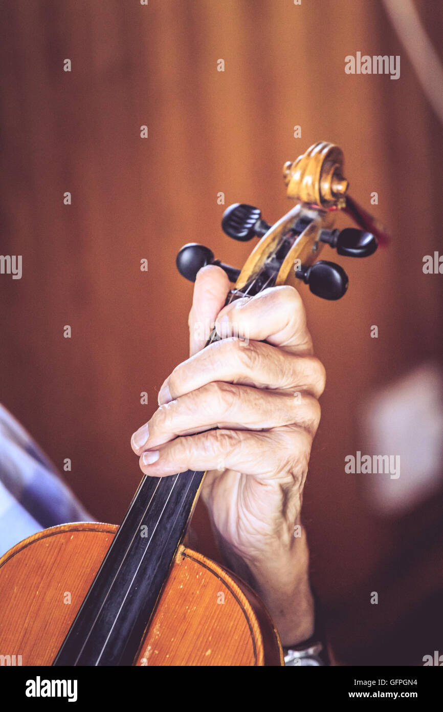 Violin player old man violin hi-res stock photography and images - Alamy