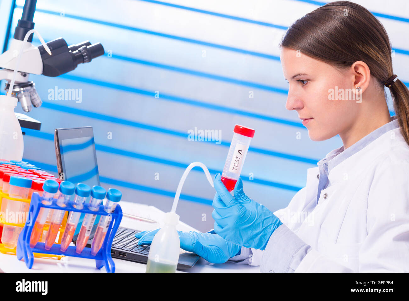 Lab experiments hi-res stock photography and images - Alamy