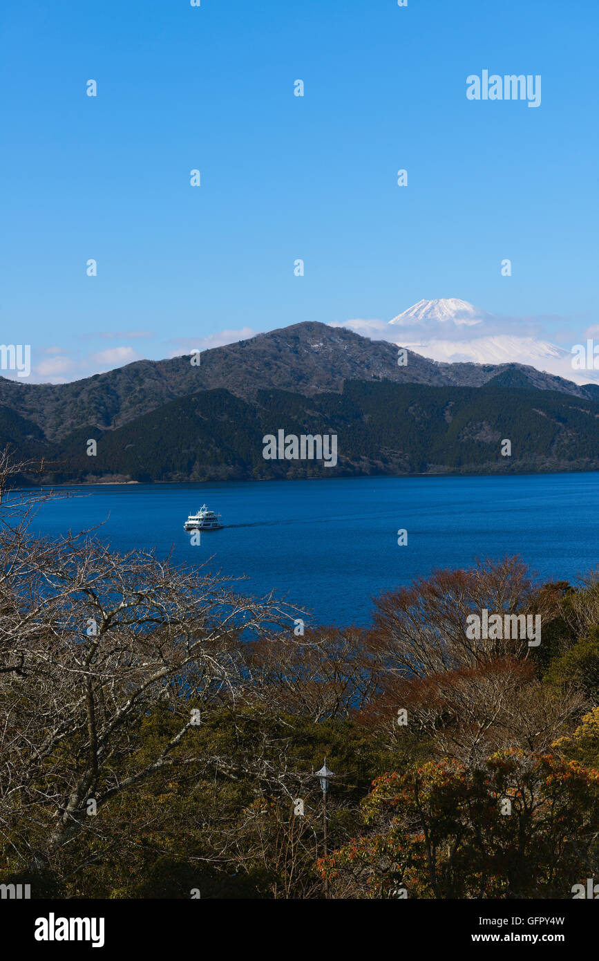 View of Mount Fuji from Lake Ashi in the Winter morning, Hakone, Japan ...