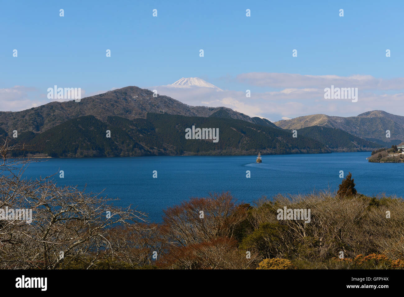 View of Mount Fuji from Lake Ashi in the Winter morning, Hakone, Japan ...