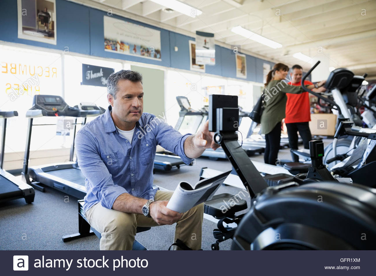 Man rowing machine home hi-res stock photography and images - Alamy