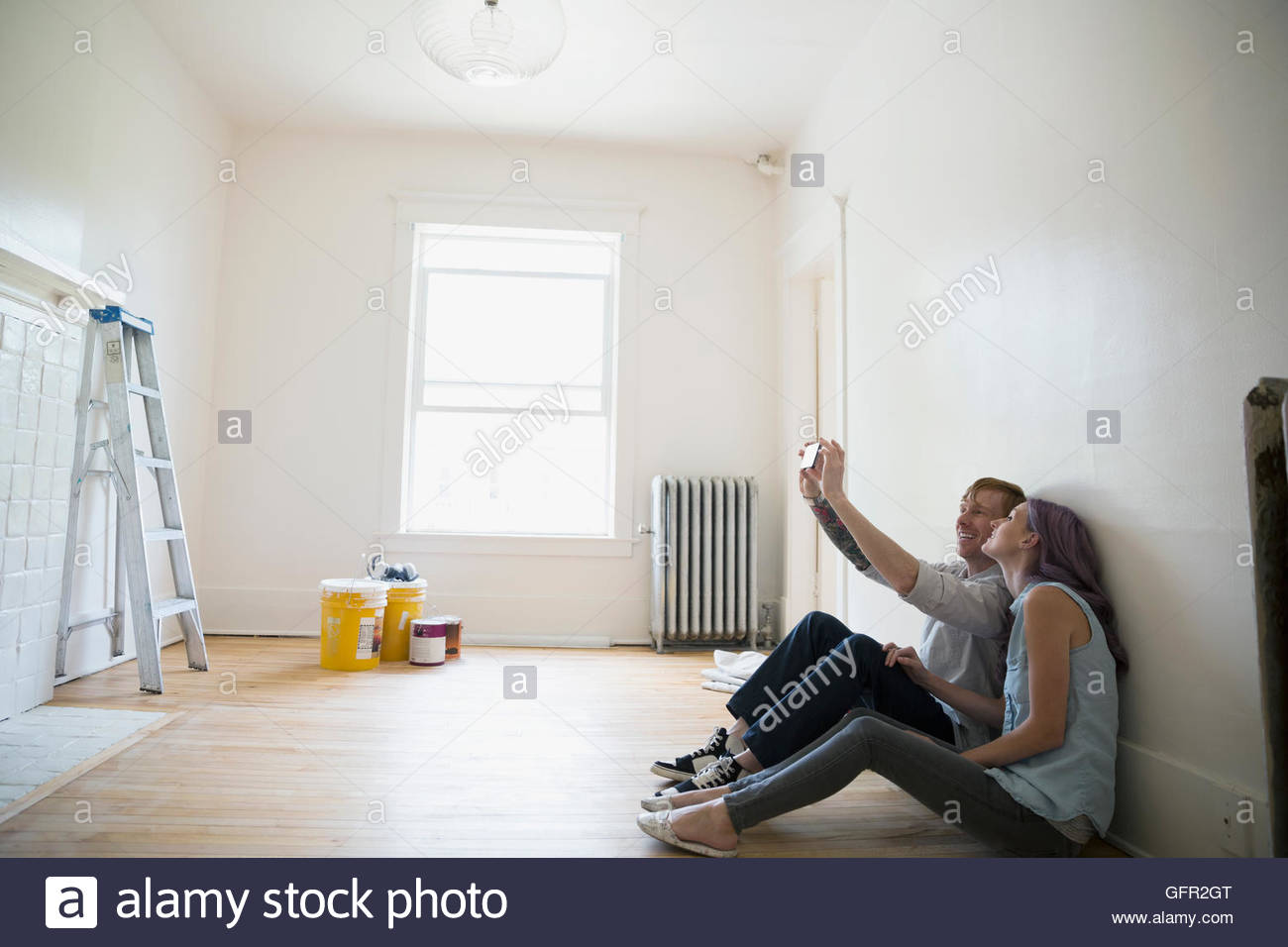 Couple taking selfie in empty new house hi-res stock photography and ...