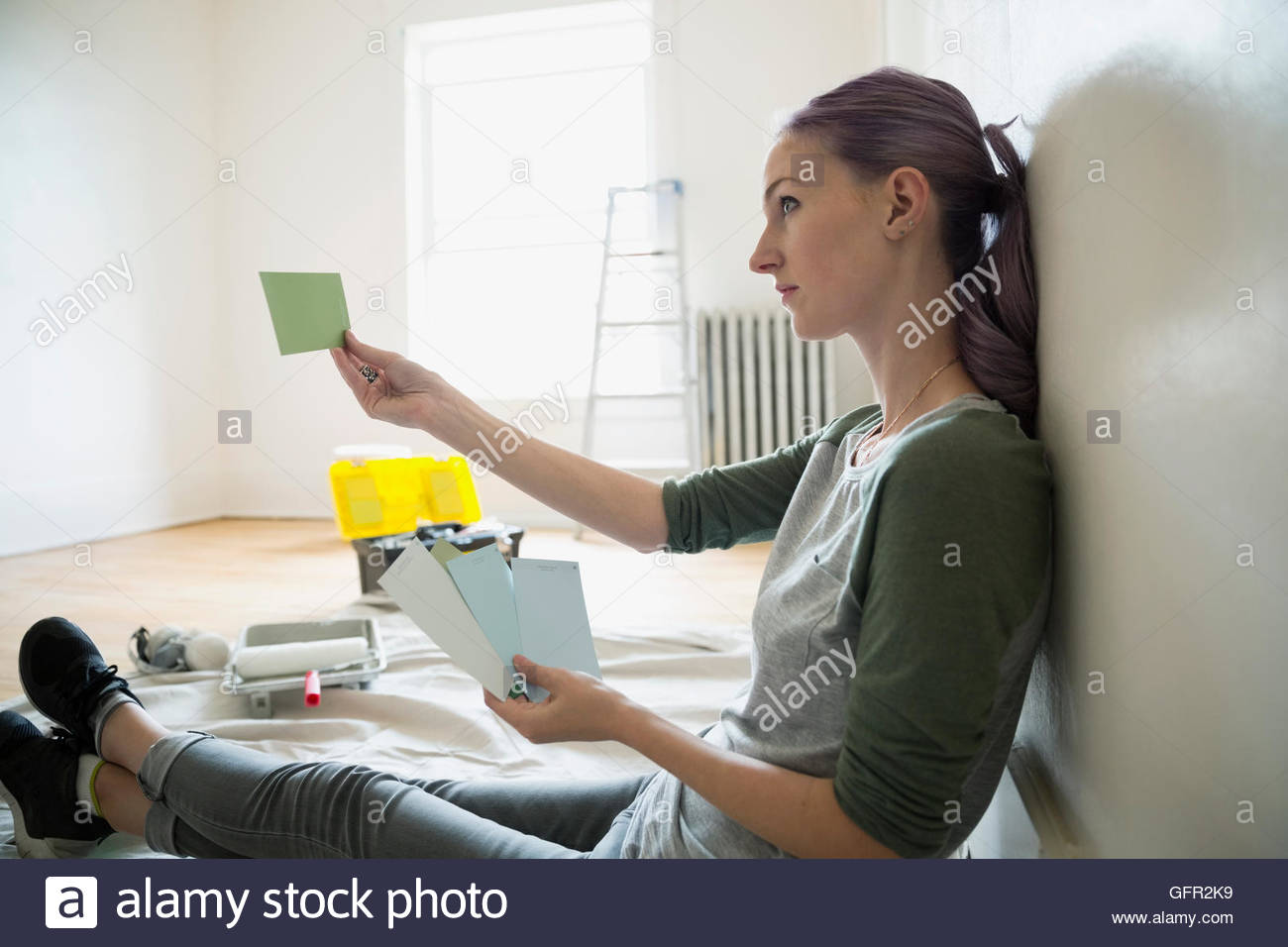 Woman decorating paint hi-res stock photography and images - Alamy