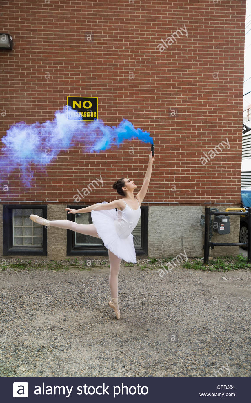 Color powder cannon hi-res stock photography and images - Alamy