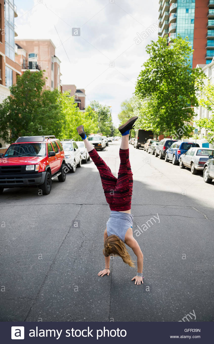 Handstand Girl Stock Photos & Handstand Girl Stock Images - Alamy