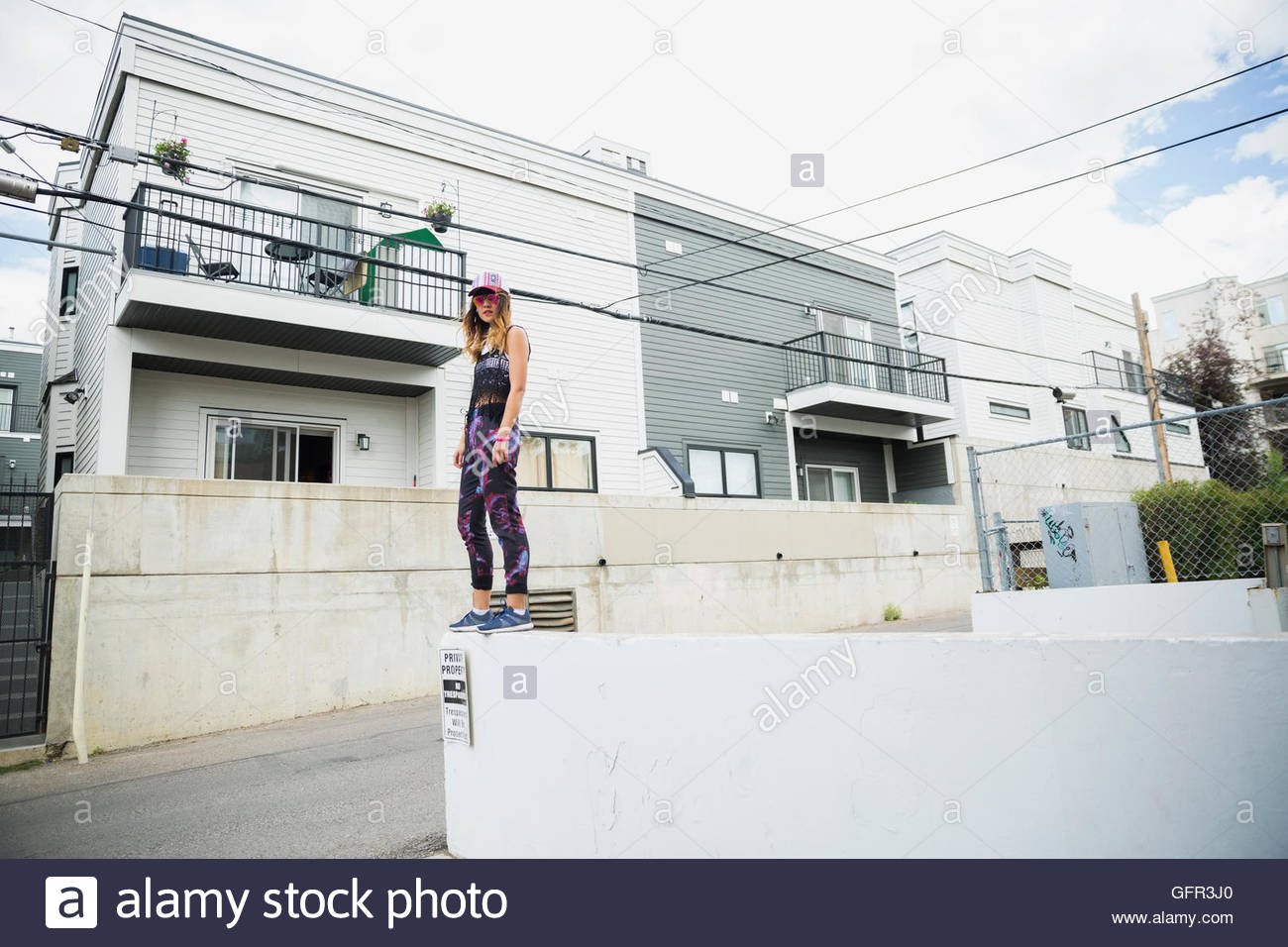 Woman standing on ledge city hi-res stock photography and images - Alamy