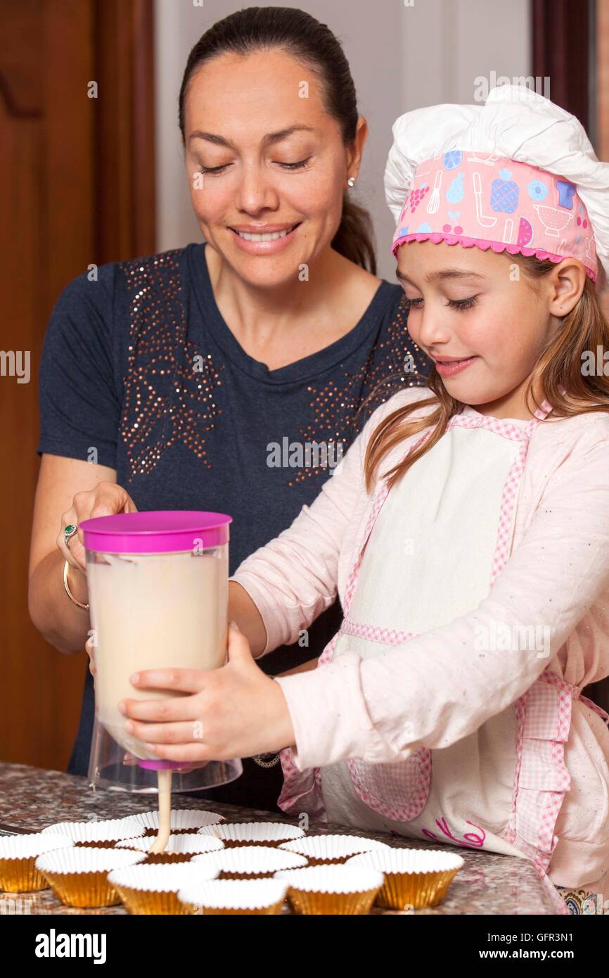 Baking cupcakes with mom Stock Photo - Alamy