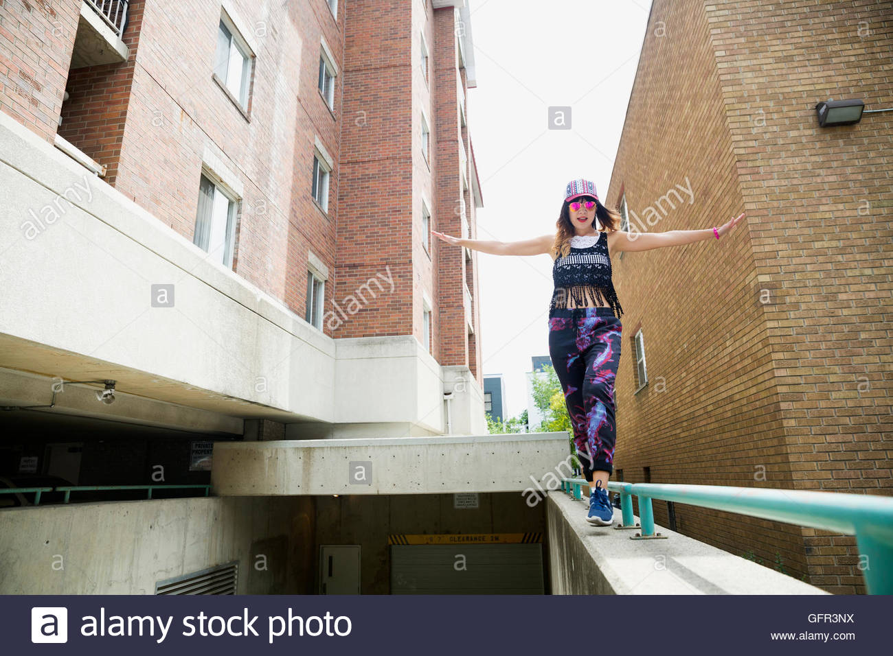 Ledge walking hi-res stock photography and images - Alamy
