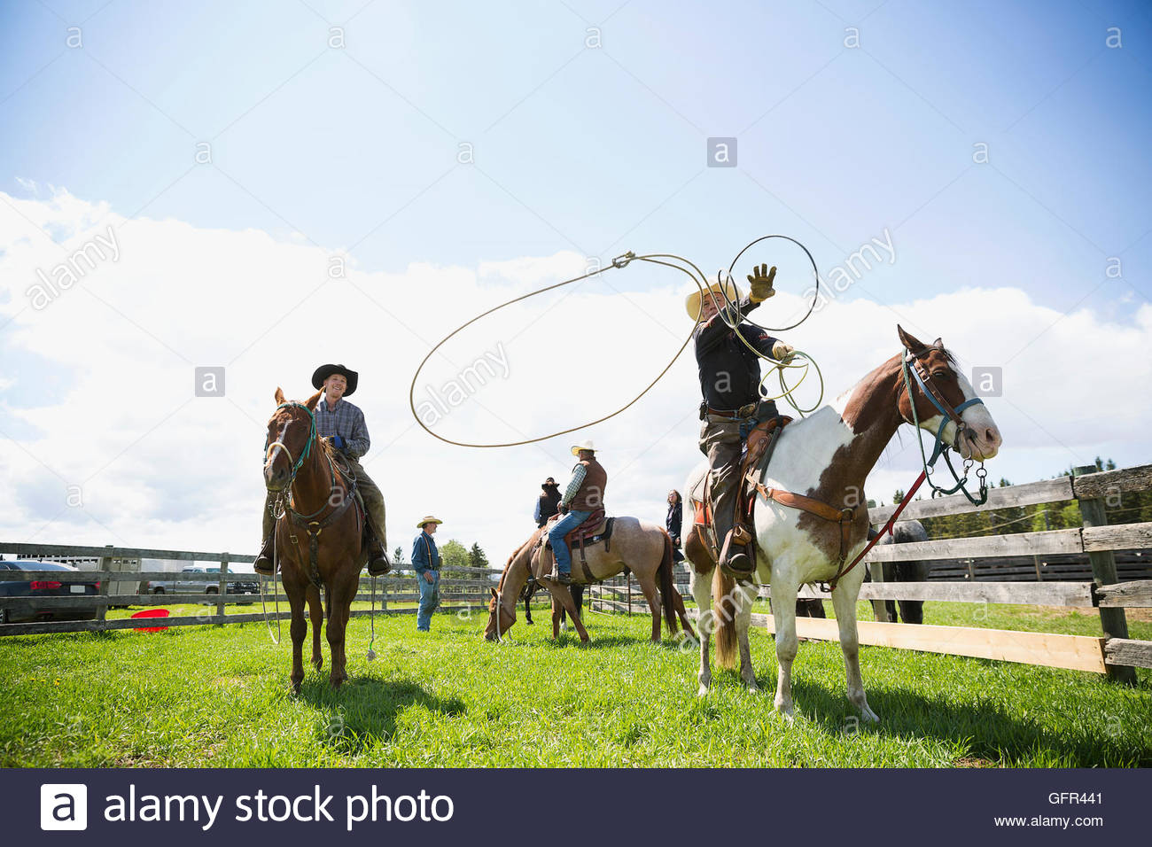 Cowboy on horseback with lasso hi-res stock photography and images - Alamy
