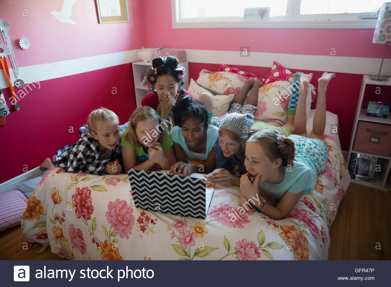 Girls laptop use hi-res stock photography and images - Alamy