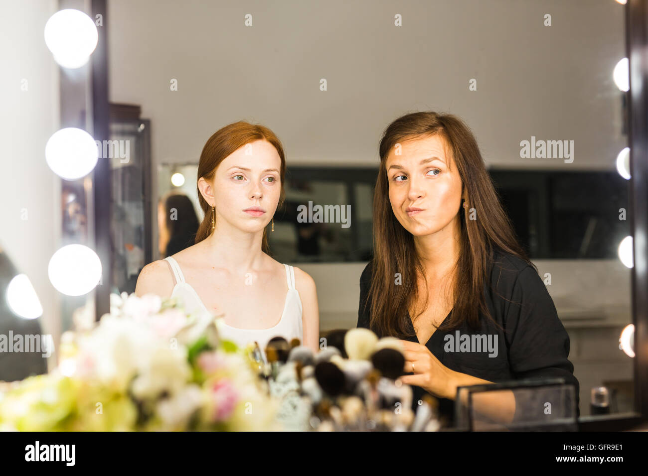 Make-up artist in the studio doing makeup beauty girl Stock Photo - Alamy