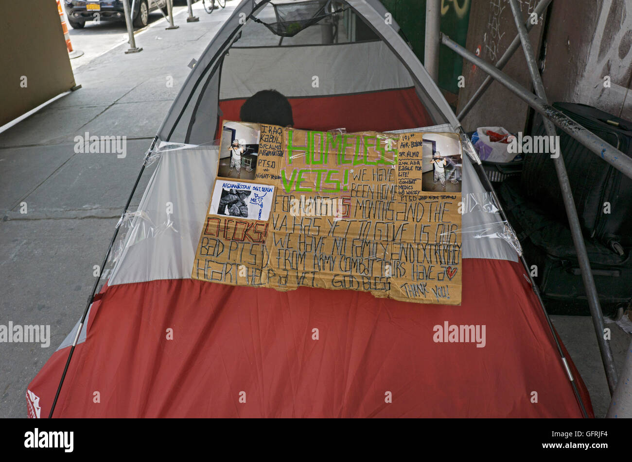 Homeless veteran hi-res stock photography and images - Alamy