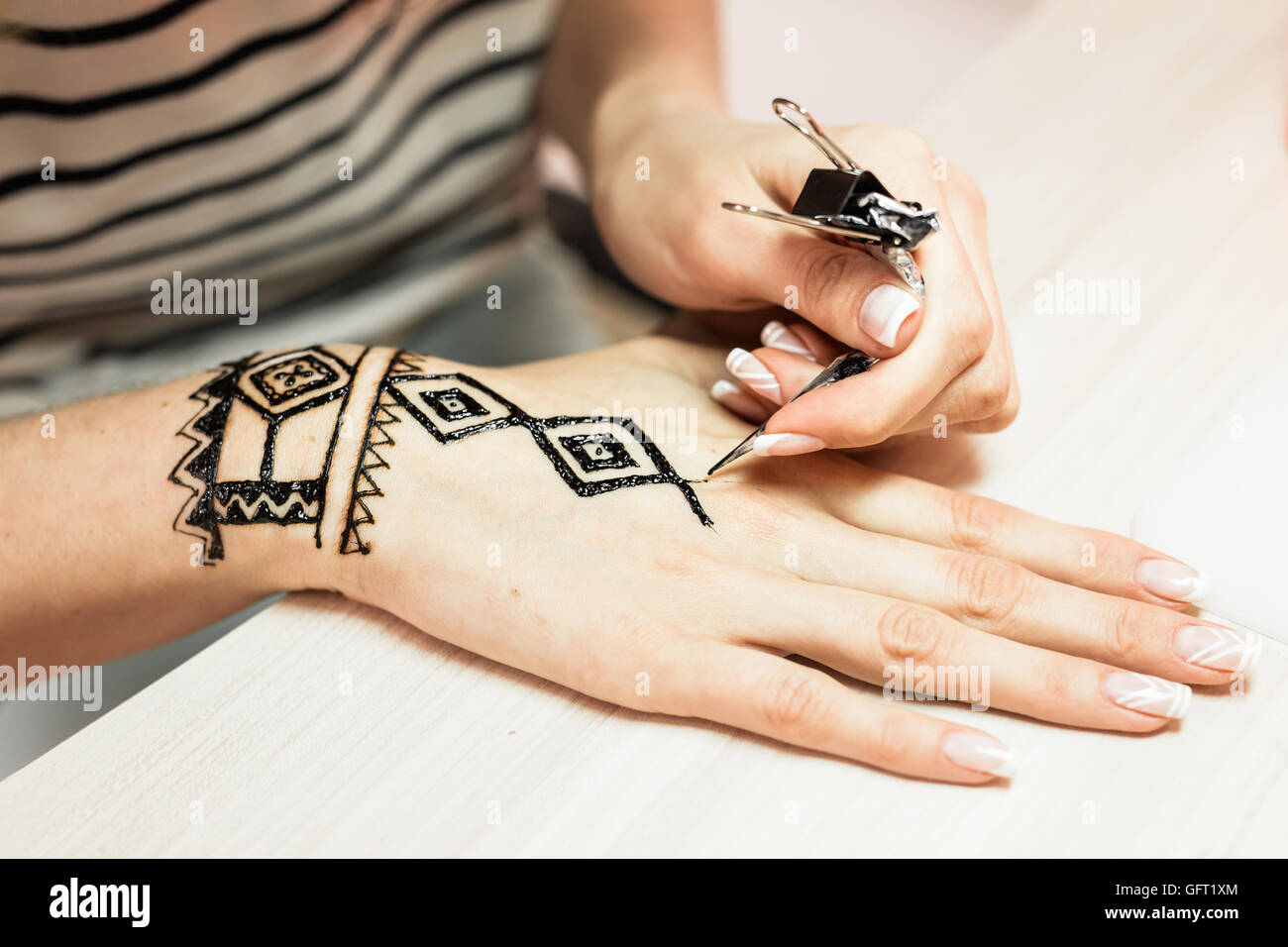 Process applying mehndi on hand hi-res stock photography and images - Alamy