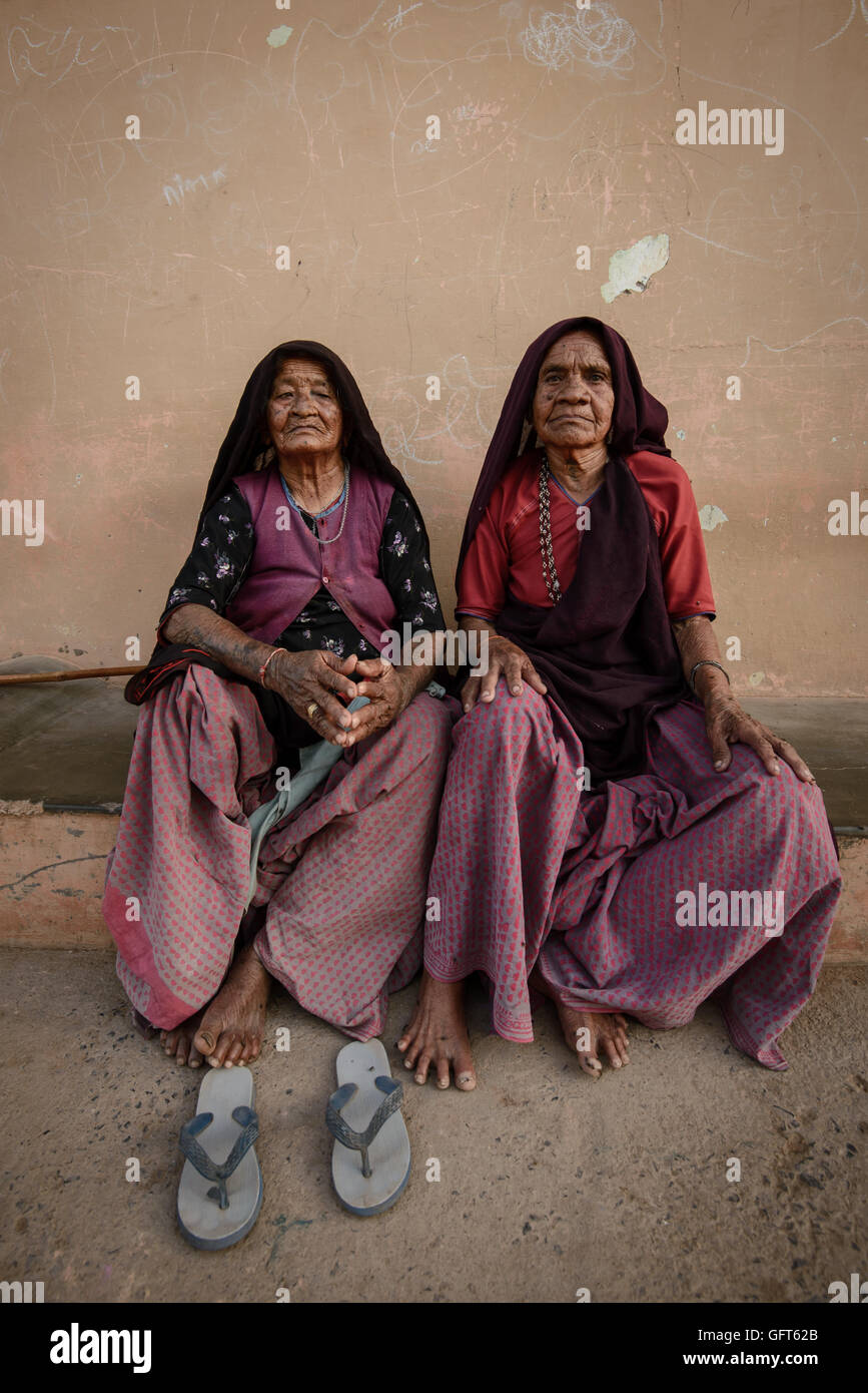 Elderly village women posing in the afternoon heat. Bhujodi, Bhuj Area ...