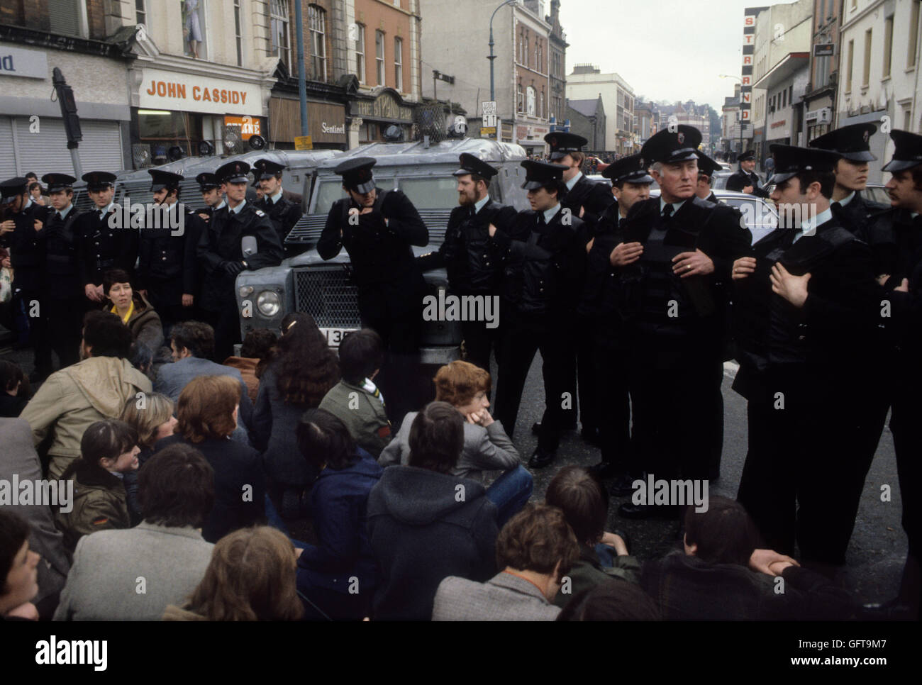 Troubles belfast northern ireland 1980s hi-res stock photography and ...