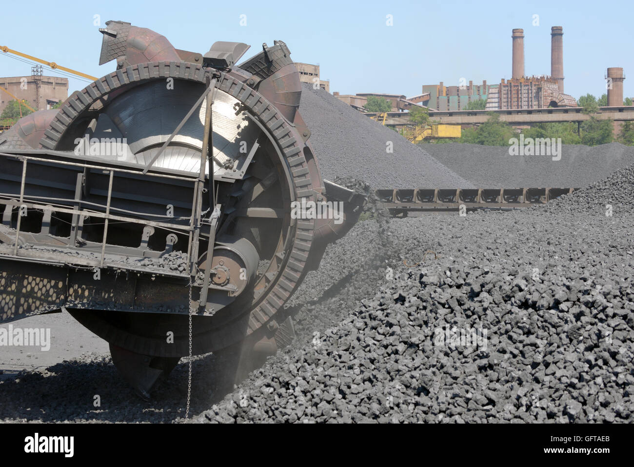 bucket-wheel excavators digging Stock Photo - Alamy