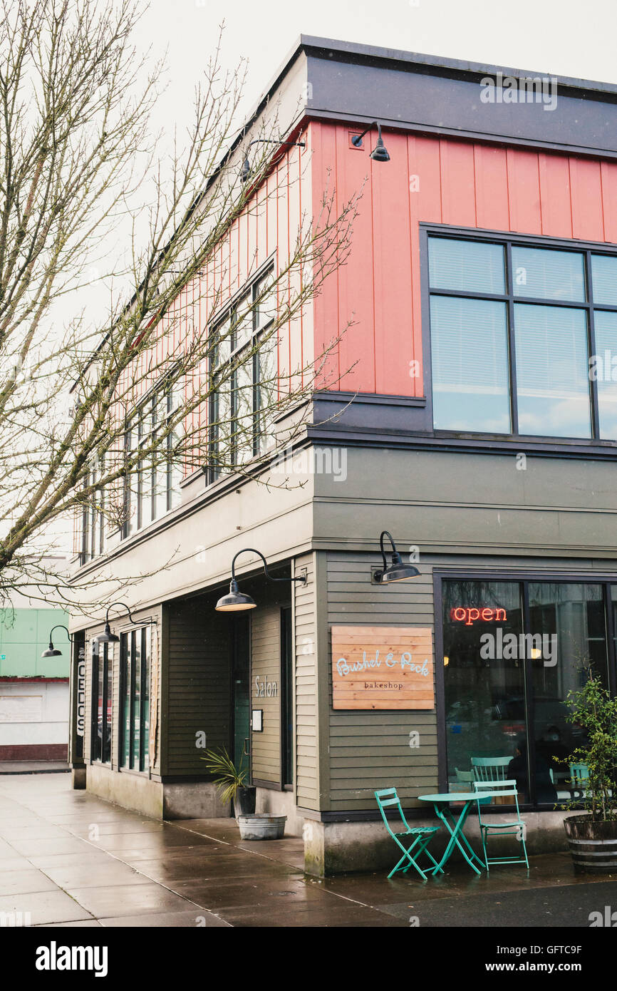 Small coffee shop exterior hi-res stock photography and images - Alamy