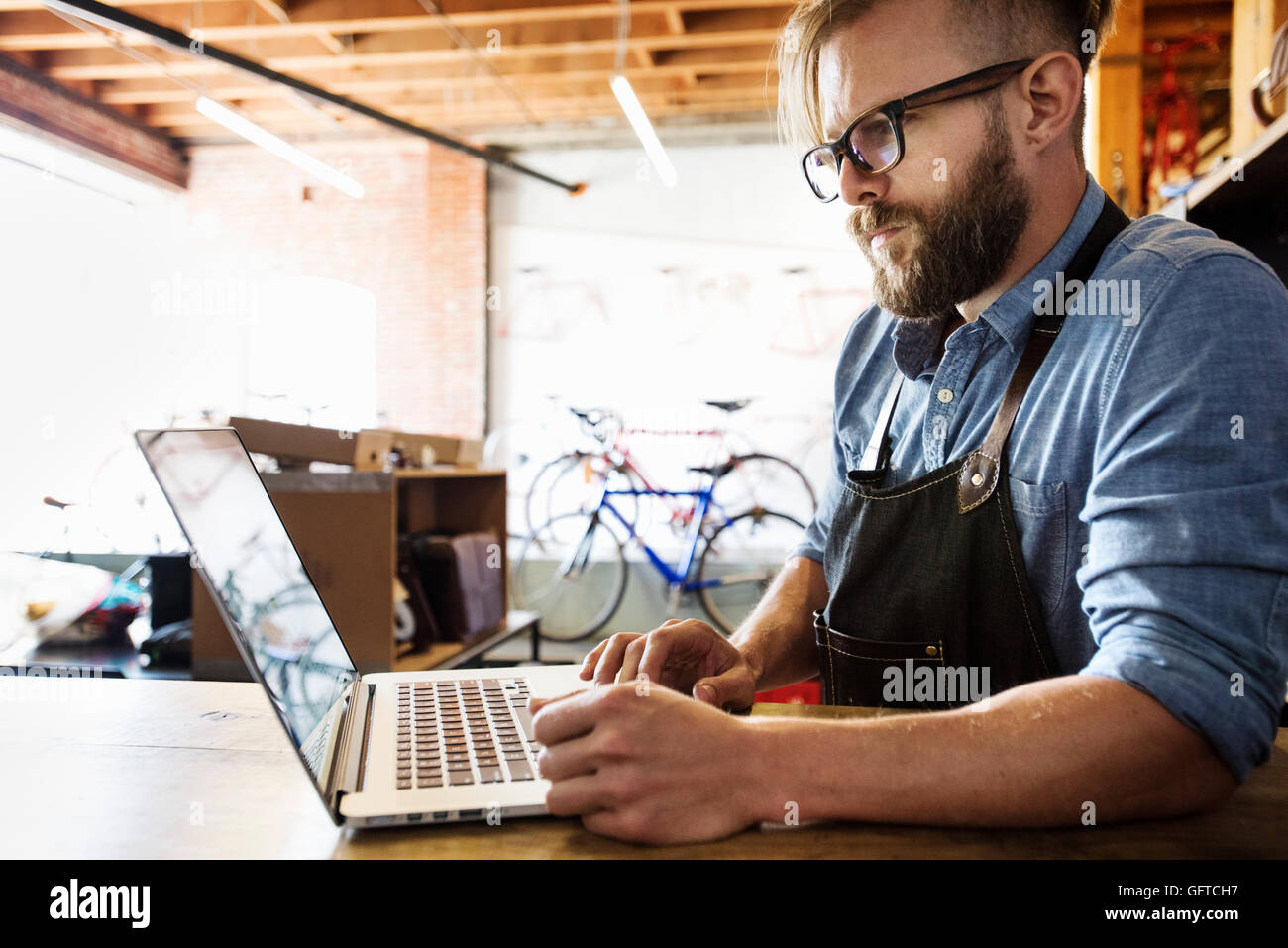 Computer repair image hi-res stock photography and images - Alamy