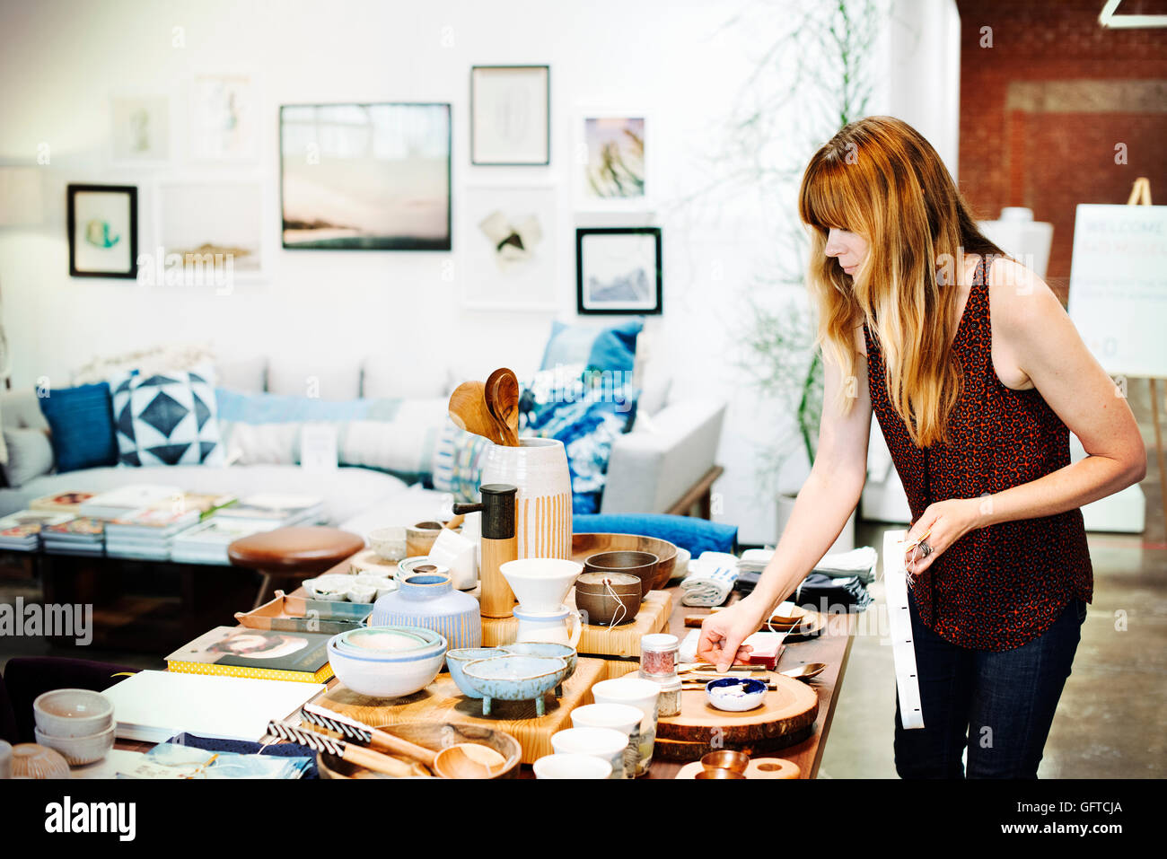 Arranging table hi-res stock photography and images - Alamy