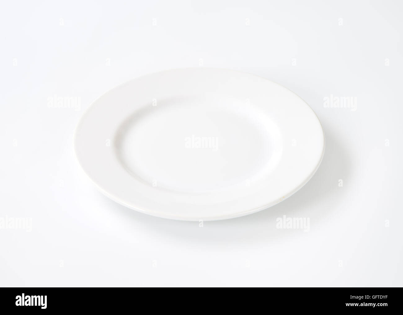 Round porcelain plate with rim Stock Photo - Alamy