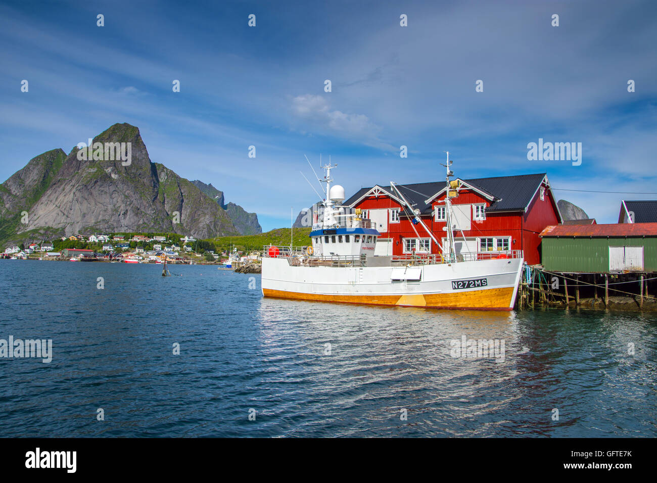 Cod fishing boats, rorbu fishermens cottages, Reine, Lofoten Islands ...