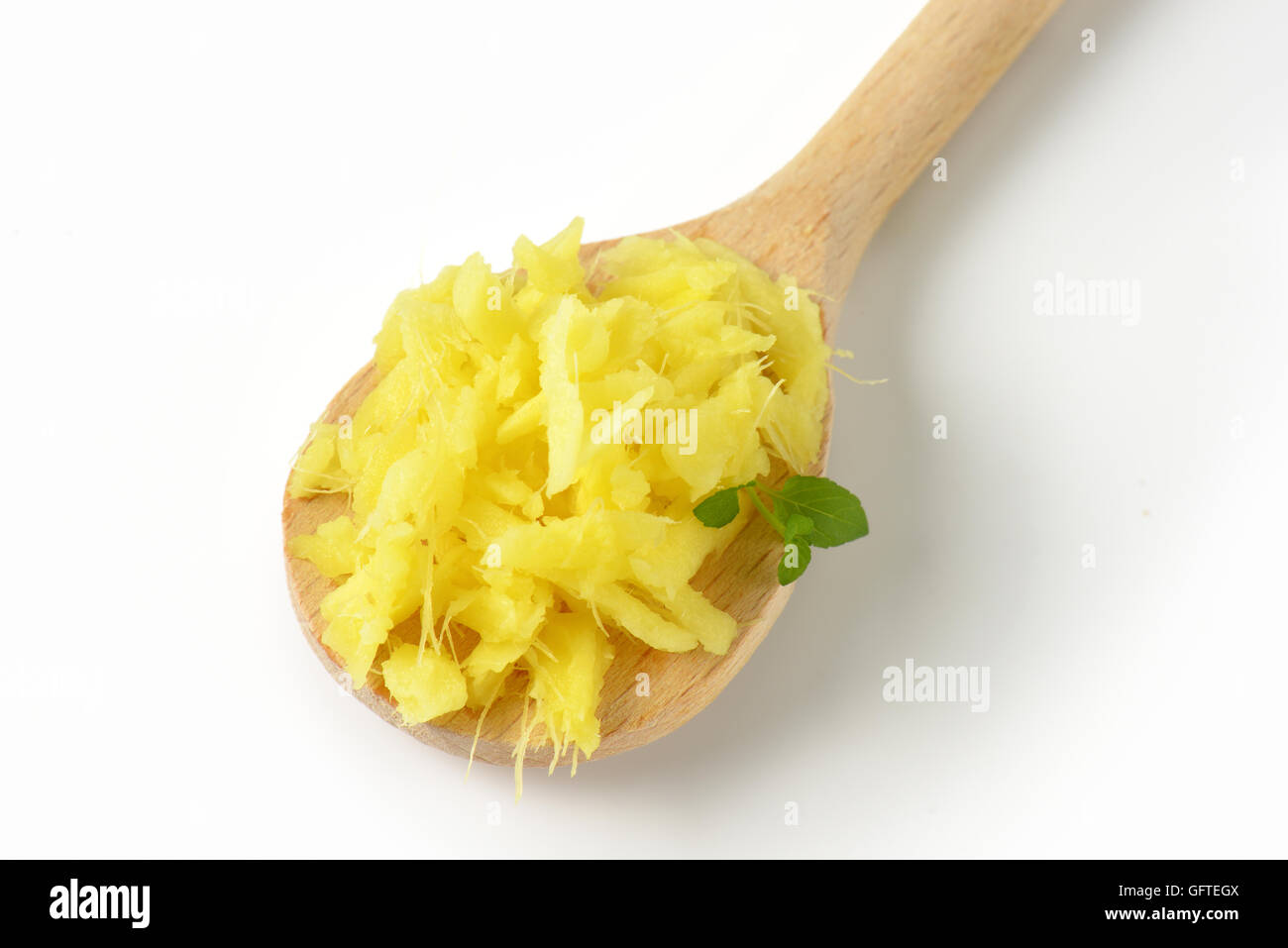 close up of freshly grated ginger on wooden spoon Stock Photo - Alamy