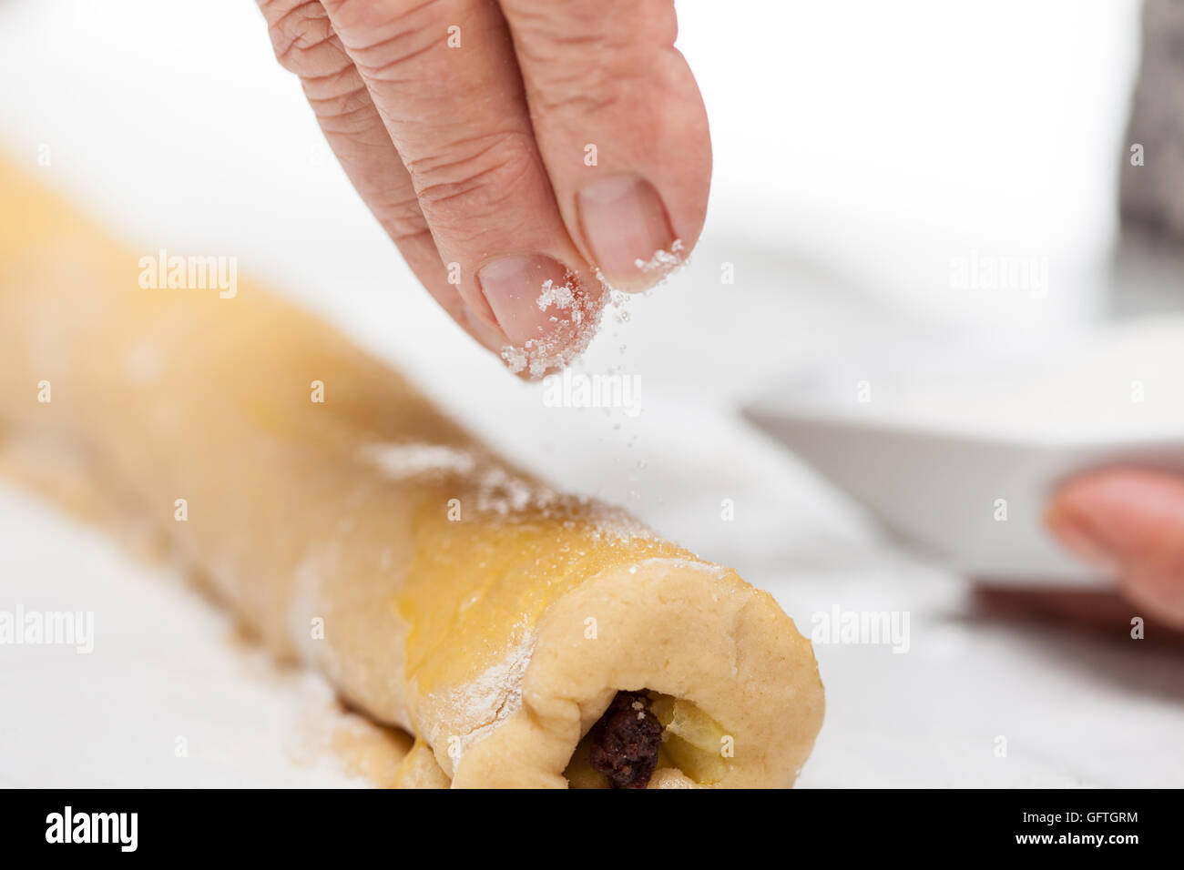 Sprinkling sugar hi-res stock photography and images - Alamy