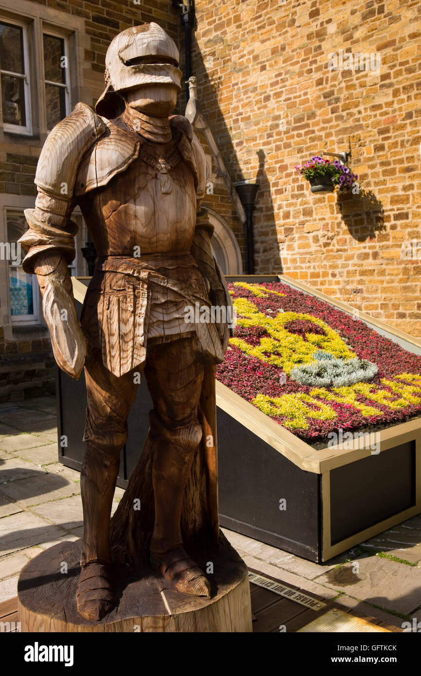 Medieval knight sculpture hi-res stock photography and images - Alamy