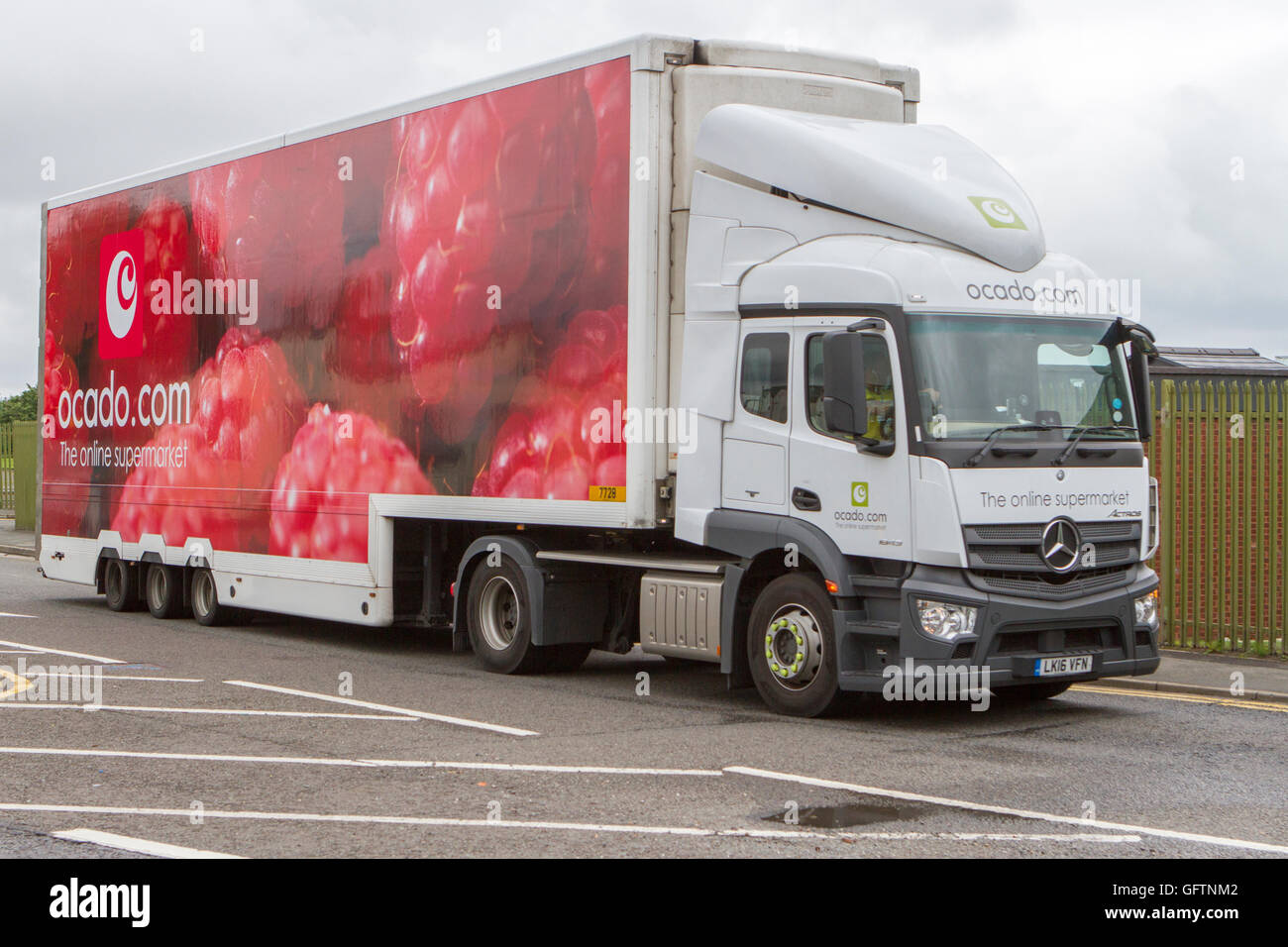 Delivery vehicles outside warehouse hi-res stock photography and images ...