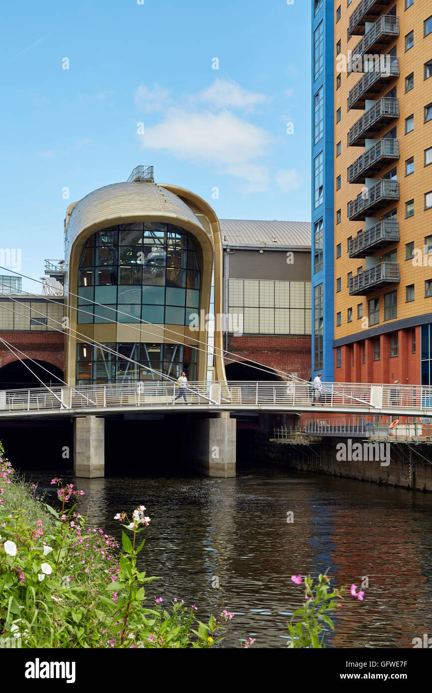 Gold aluminium bridge hi-res stock photography and images - Alamy