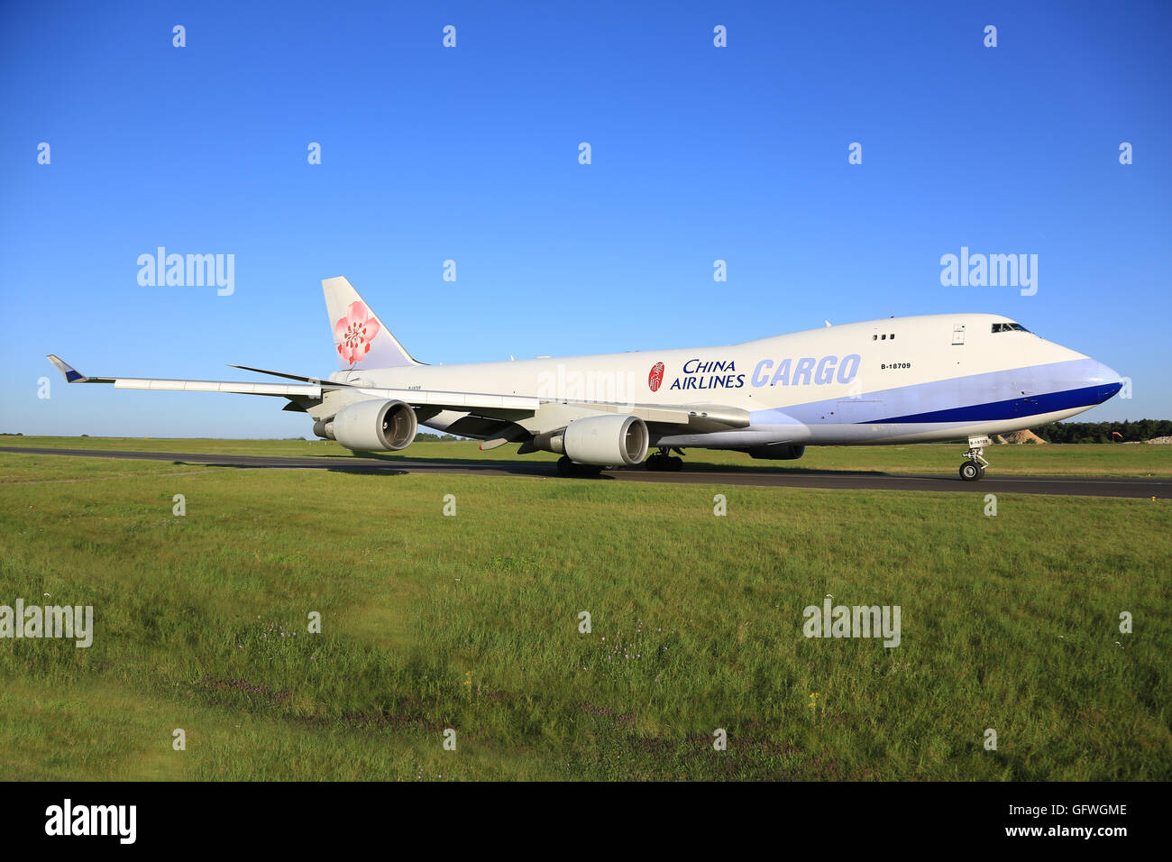 Boeing 747 cargo loading hi-res stock photography and images - Alamy