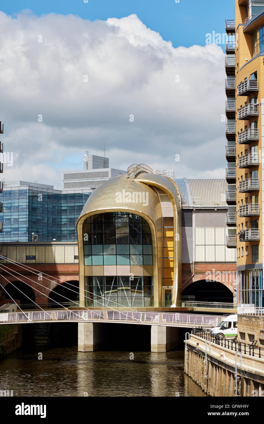 Leeds train station Southern Entrance Iconic entrance of gold-coloured ...