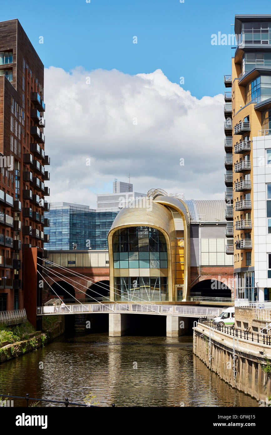 Leeds train station Southern Entrance Iconic entrance of gold-coloured ...