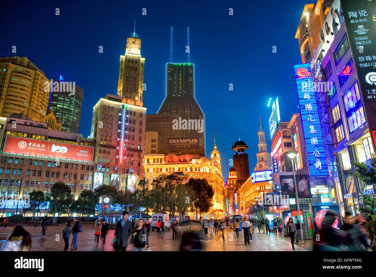 Shanghai road sign hi-res stock photography and images - Alamy