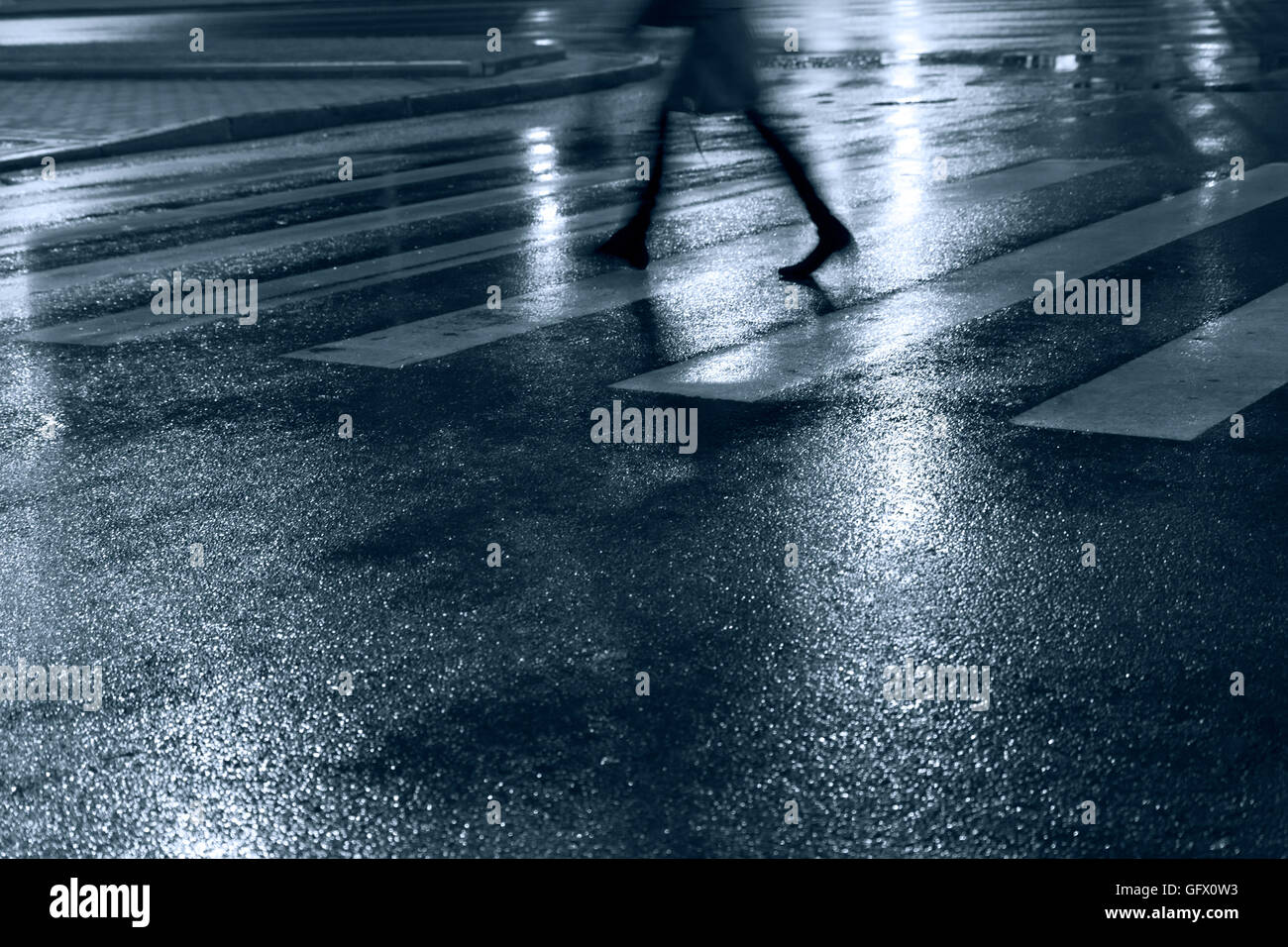 People crossing the road at night Stock Photo - Alamy