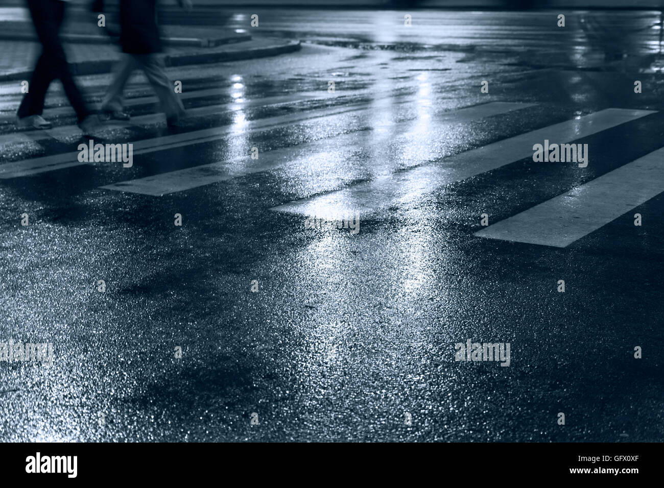 People crossing street at night Stock Photo - Alamy