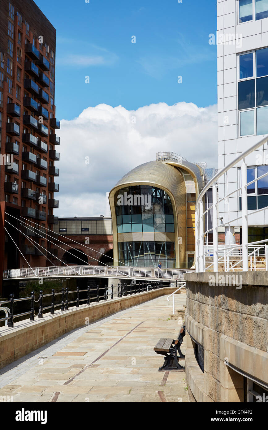Leeds train station hi-res stock photography and images - Alamy