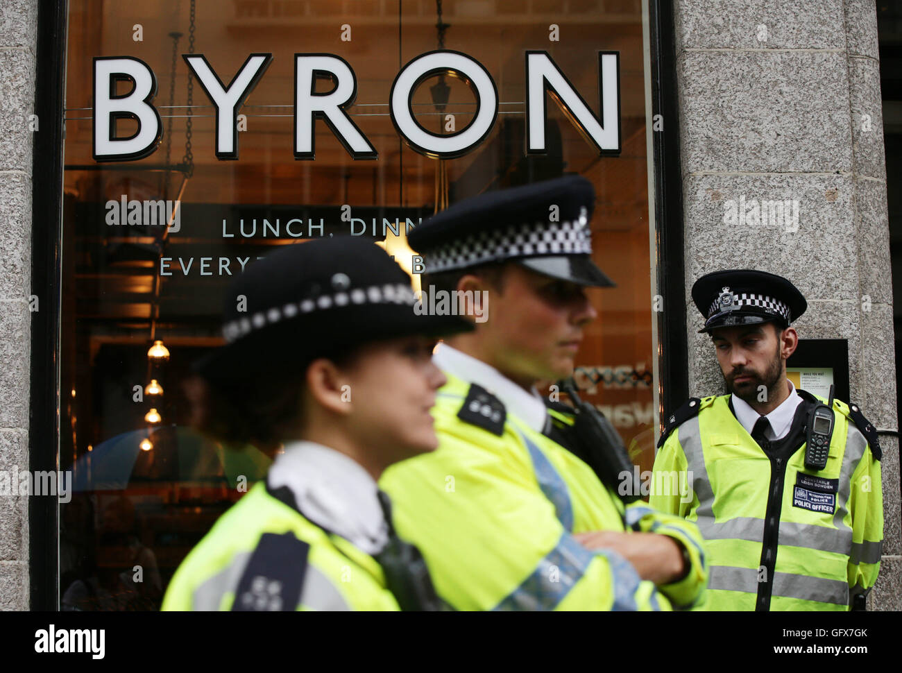 Police officers in a restaurant hi-res stock photography and images - Alamy