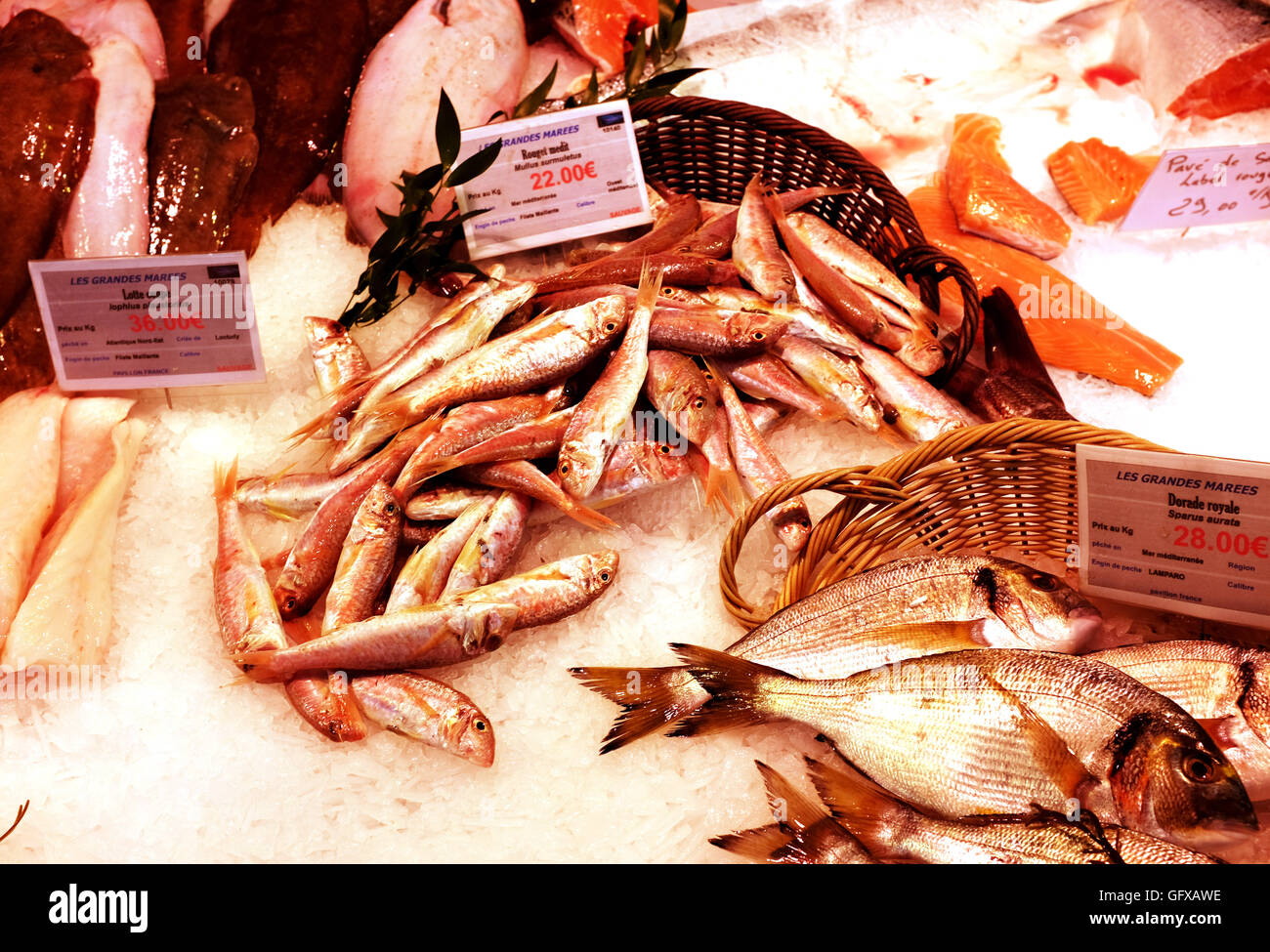 French fish market hi-res stock photography and images - Alamy