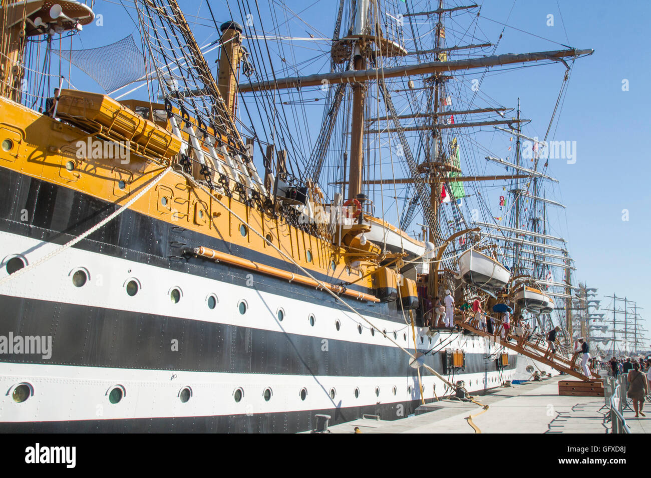 Full rigged ship hi-res stock photography and images - Alamy