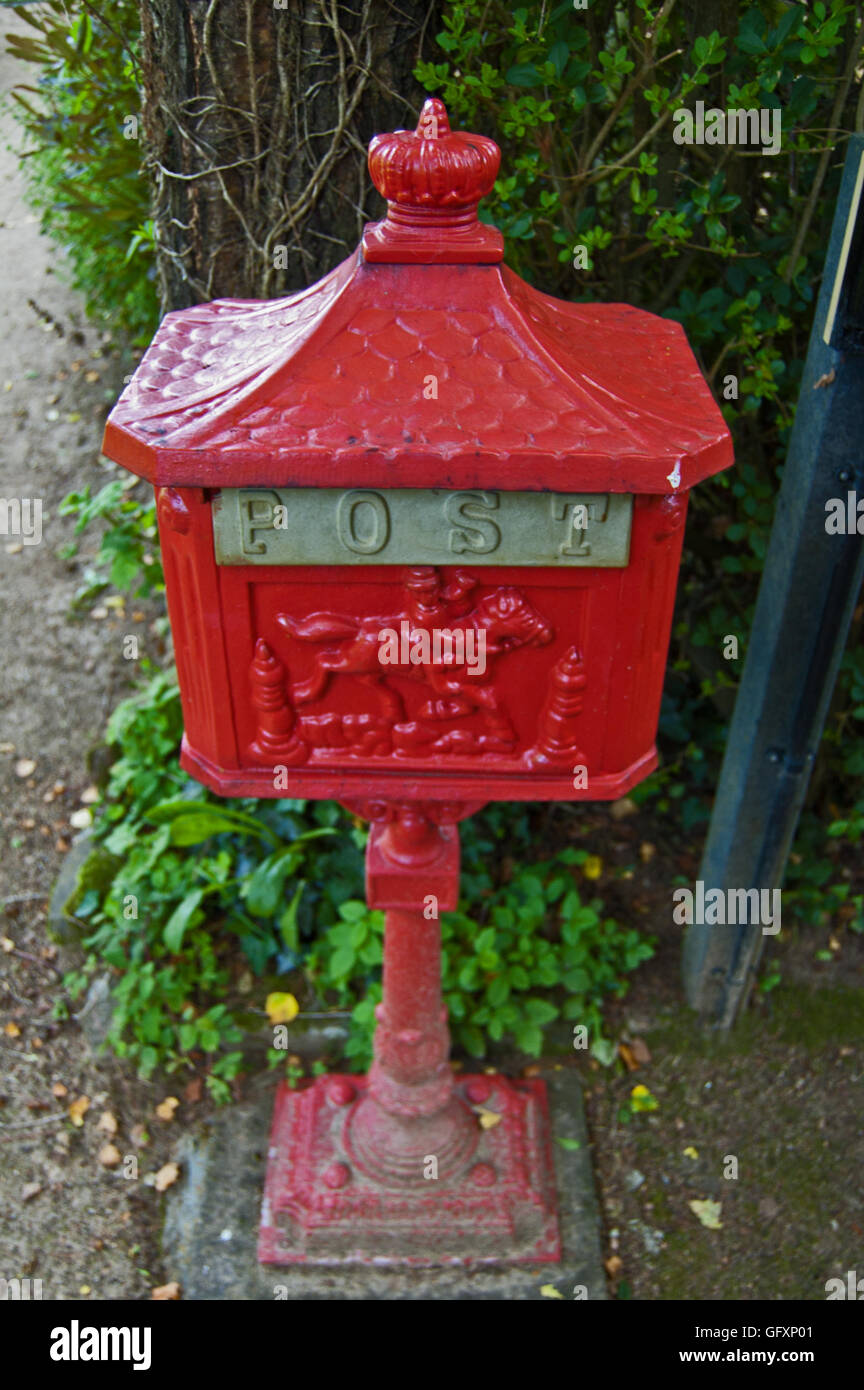 Vintage red post box Stock Photo - Alamy