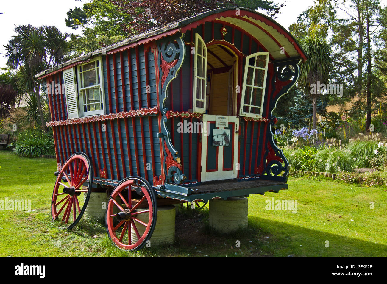 Traditional Gypsy caravan Stock Photo - Alamy