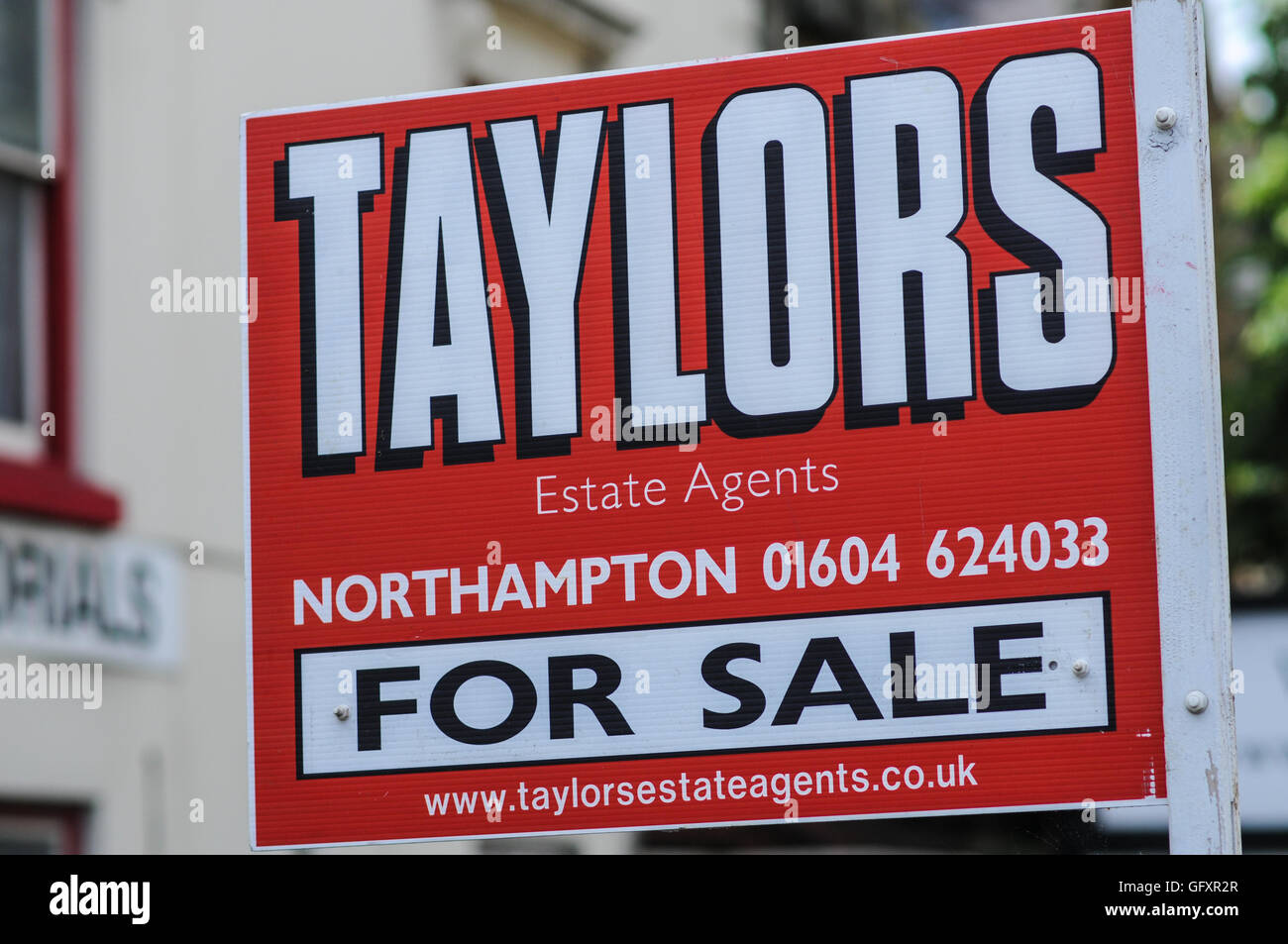 Estate agent sign house hi-res stock photography and images - Alamy