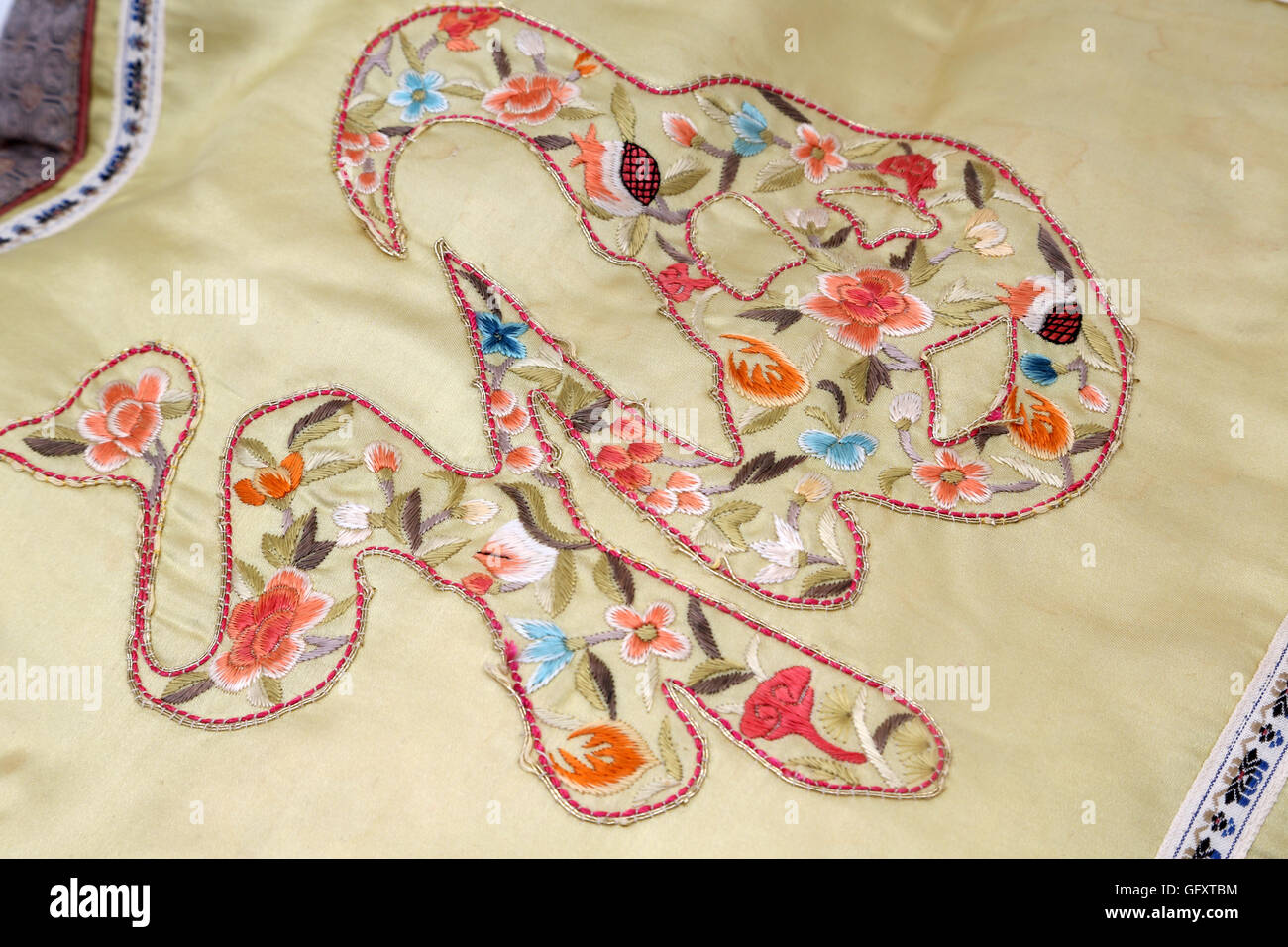 Silk chinese writing hi-res stock photography and images - Alamy