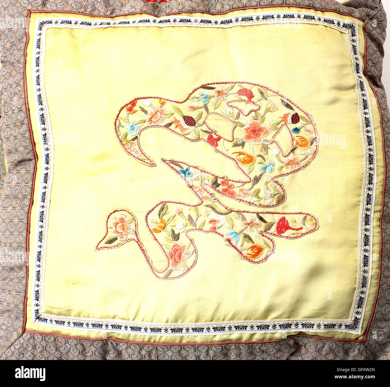 Silk chinese writing hi-res stock photography and images - Alamy