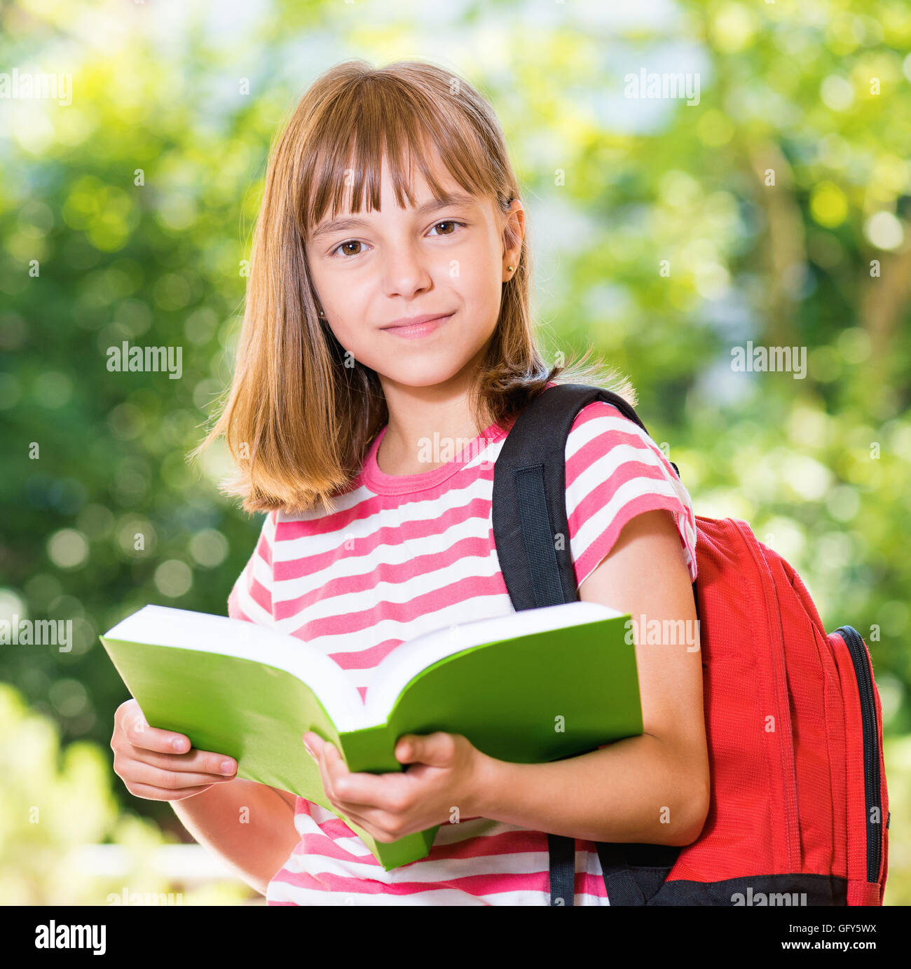 Pretty teen girl reading outside hi-res stock photography and images ...